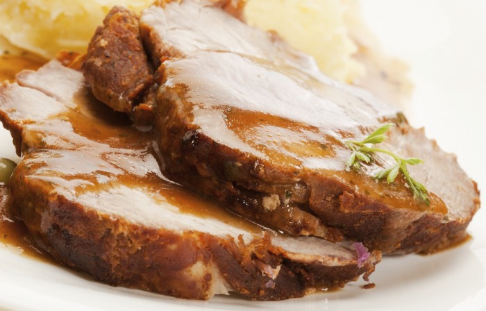 Riċetta: Spalla tal-majjal mixwija bil-basal tal-bużbież - LITTLEROCK