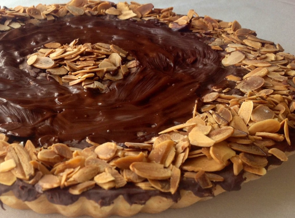 Traditional recipe: Almond and chocolate tart (torta tal-marmurat ...