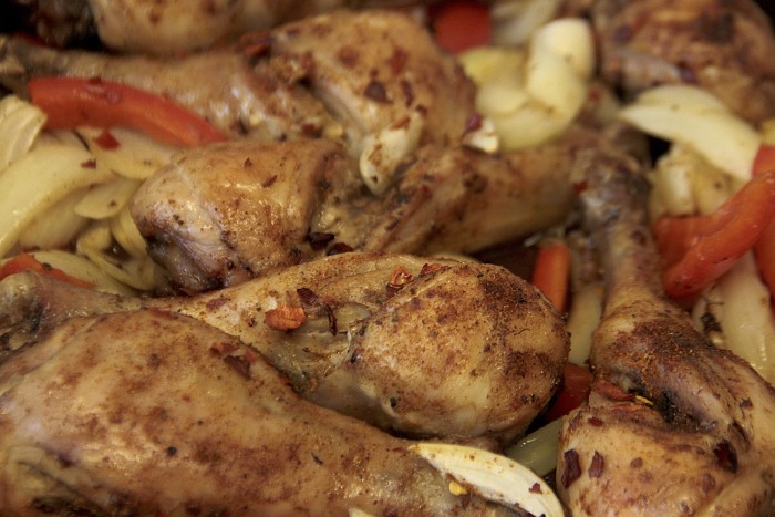 Riċetta: Koxox tat-tiġieġ il-forn bil-patata, basal u klin (rosemary ...