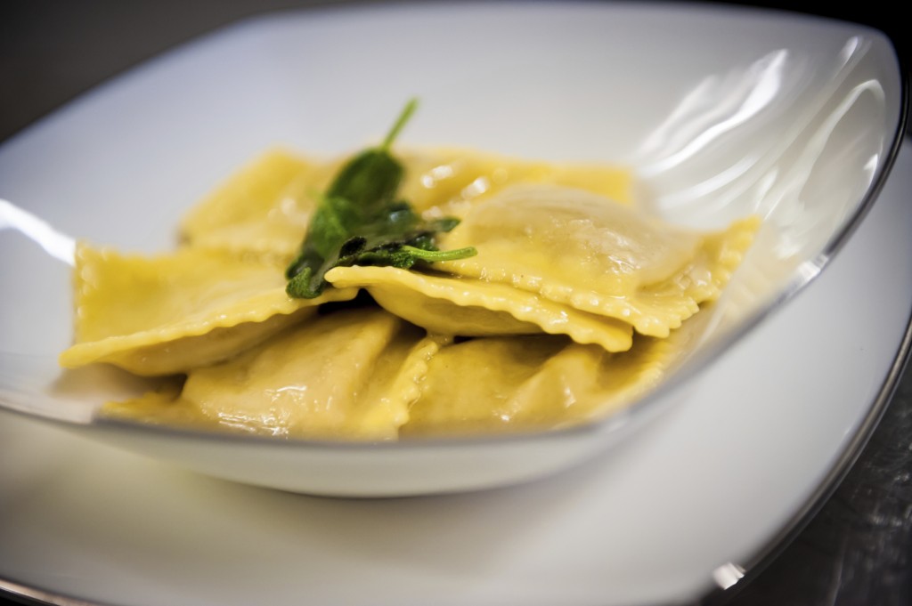 Riċetta veġetarjana: Ravjul mimli bl-irkotta u piżelli b’zalza tas ...