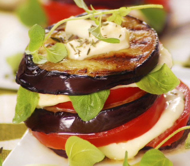 Riċetta veġetarjana: Torri tat-tadam, brunġiel u mozzarella friska ...