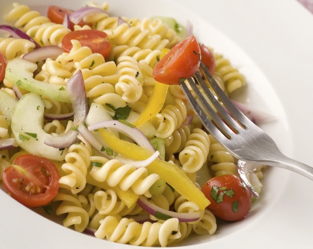 Riċetta veġetarjana: Insalata tal-fusilli biċ-ċiċri u ġobon feta ...