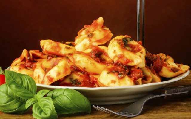 Riċetta veġetarjana: Tortellini bit-tadam imqadded u ġbejniet friski ...